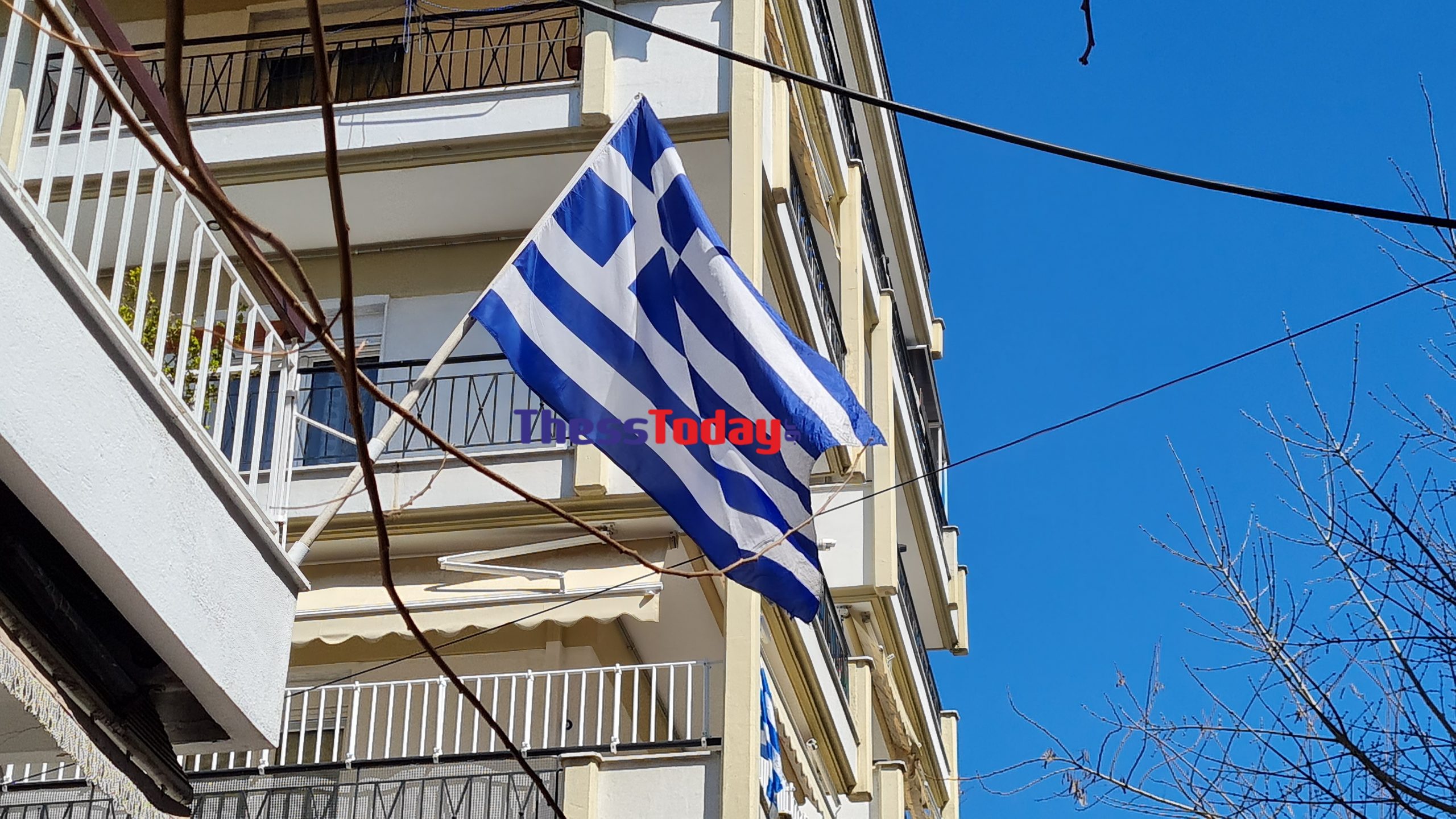 25η Μαρτίου: «Κυματίζουν» οι γαλανόλευκες σημαίες στα μπαλκόνια της ...