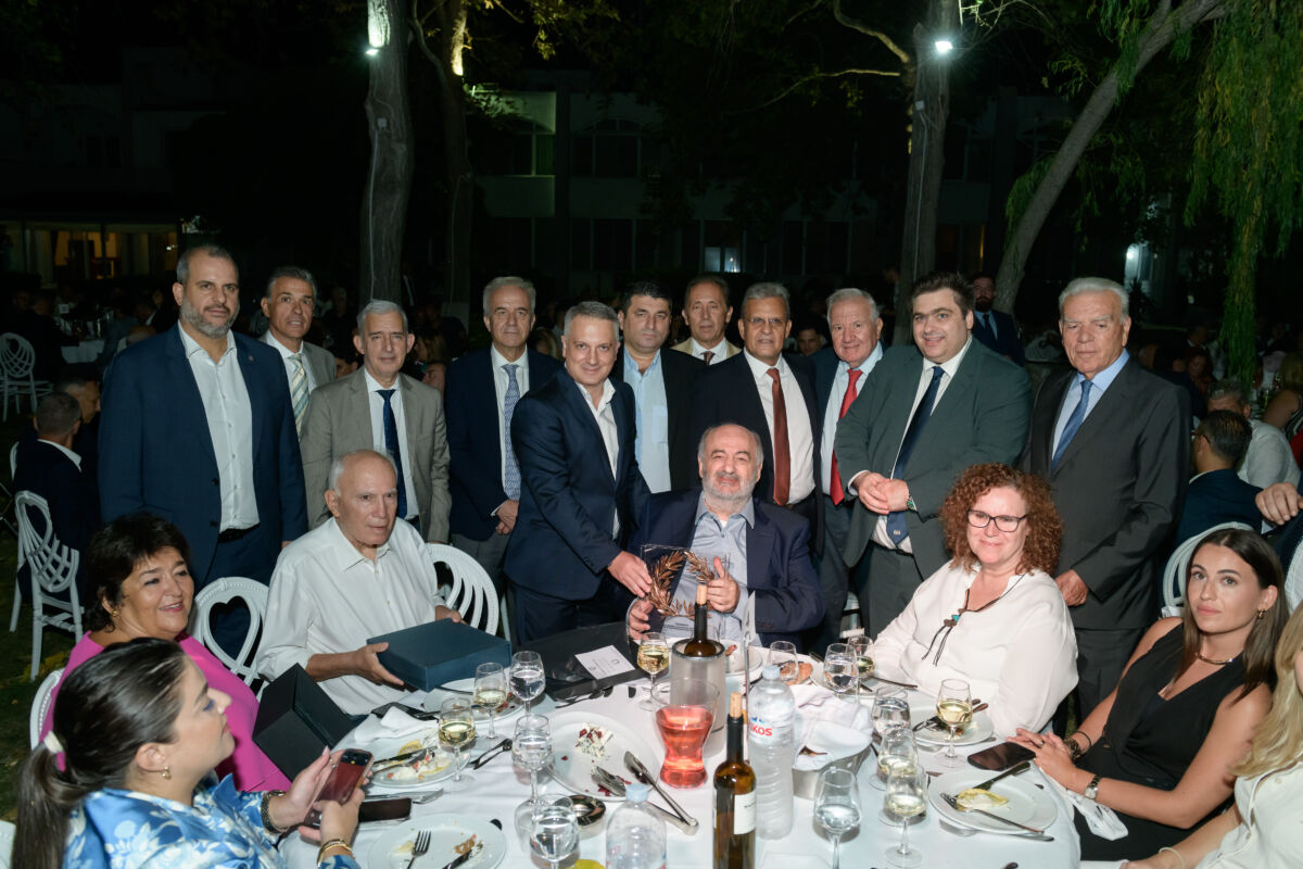 Τιμήθηκε για την πολυετή προσφορά του στον Επιμελητηριακό Θεσμό ο ...